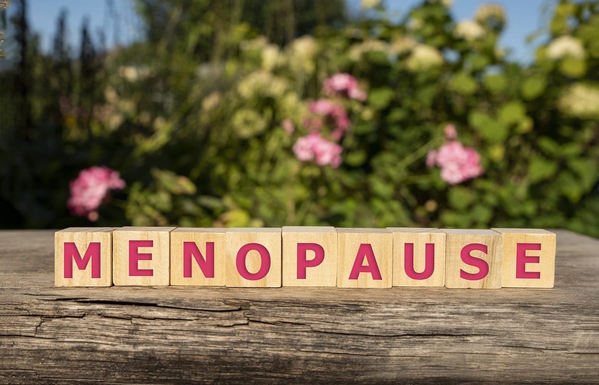 Quand arrive la ménopause? Causes, symptômes, âge et solutions